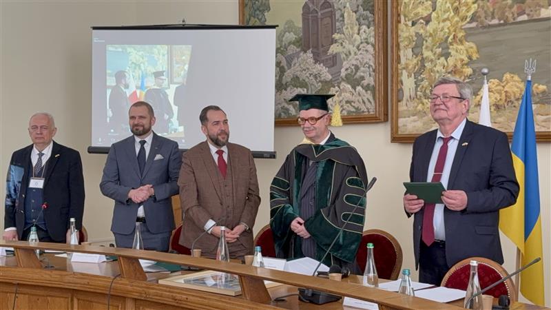 Rektor SGH Piotr Wachowiak odebrał dyplom doktora honoris causa ...